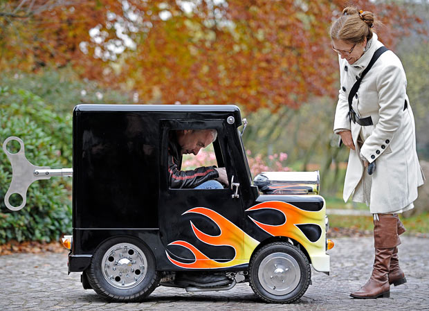 Perry Watkins “Wind Up” The World’s Smallest Car with Licence to Drive ...
